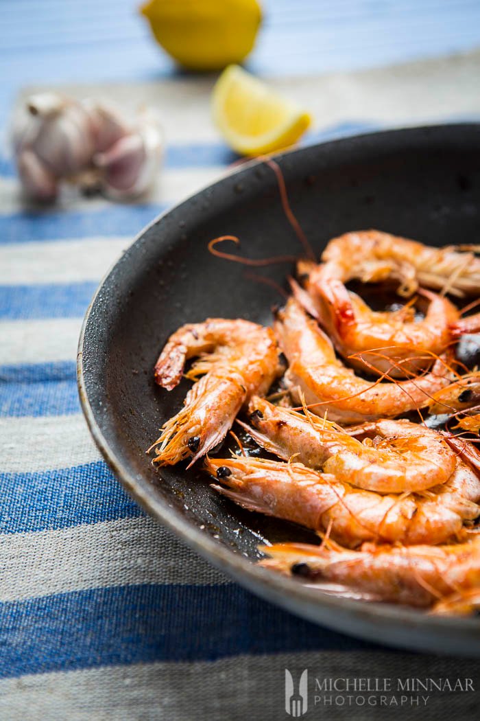 How to cook cooked prawns in a pan?