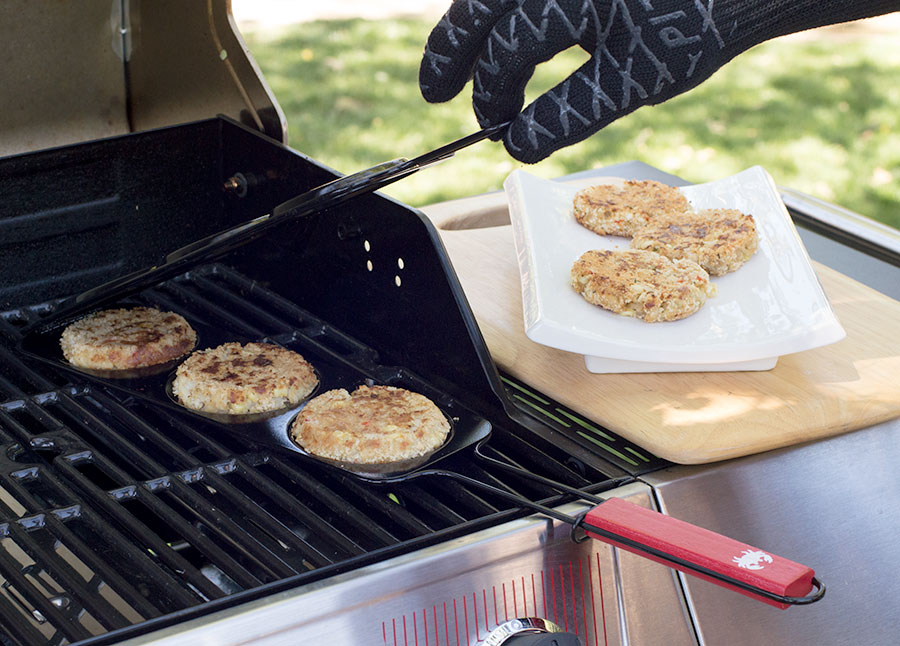 How to cook crab cakes on the grill?