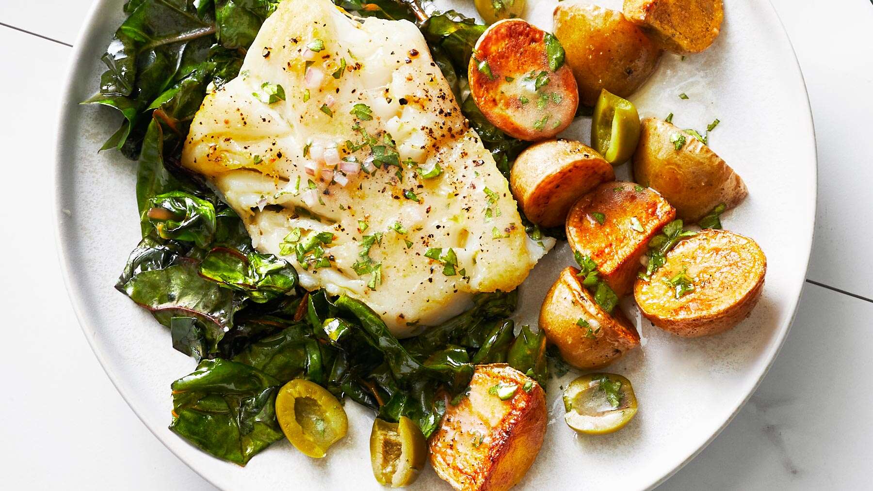 How to cook fish and potatoes in a pan?