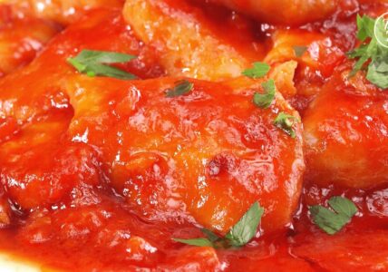 How to cook fish fillets in tomato sauce?