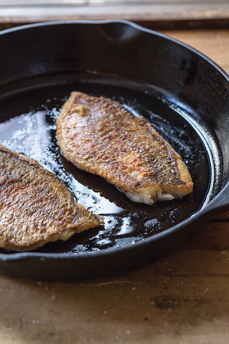 How to cook fish in a pan with skin?