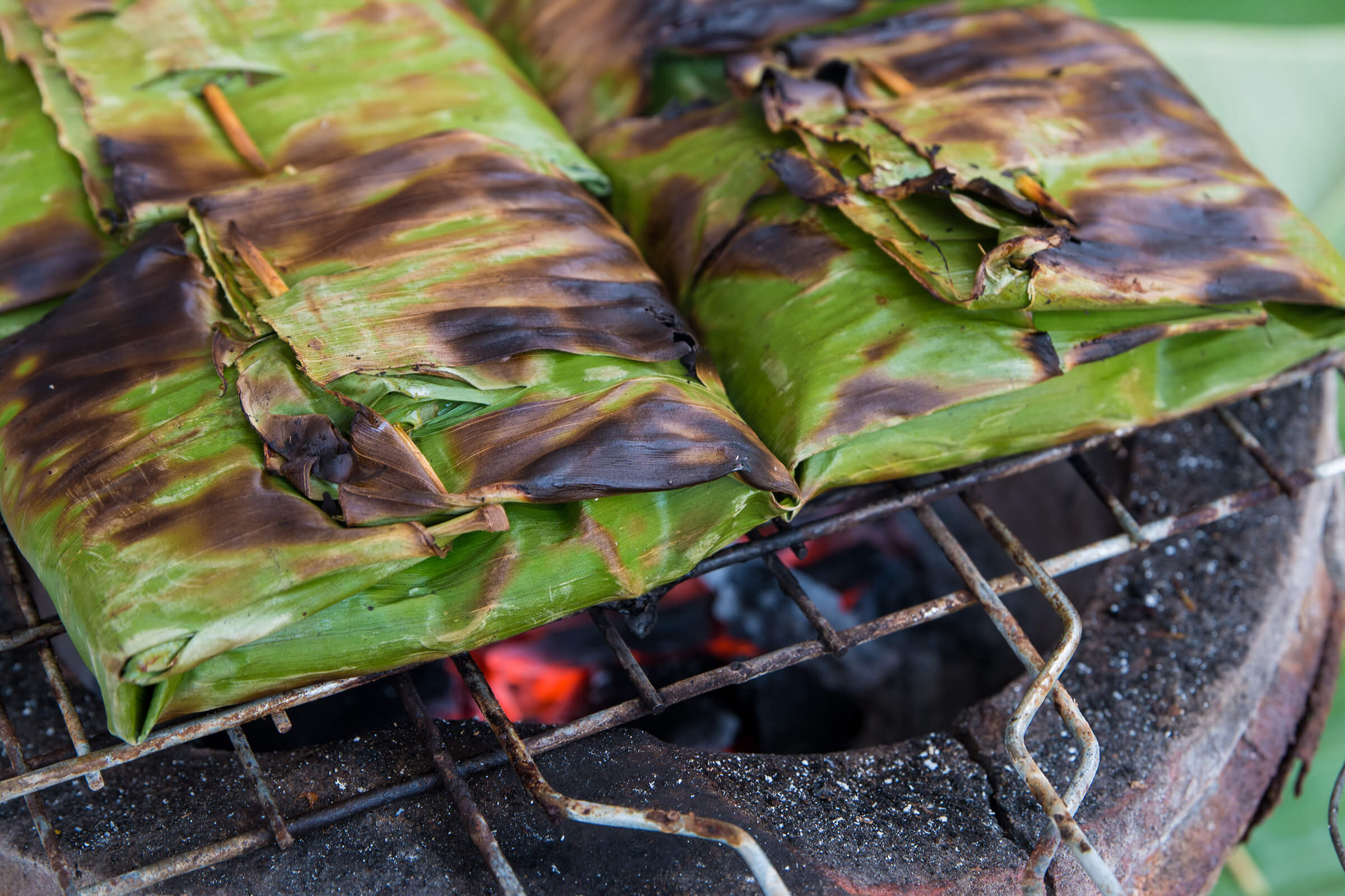 How to cook fish on the grill with banana leaves?