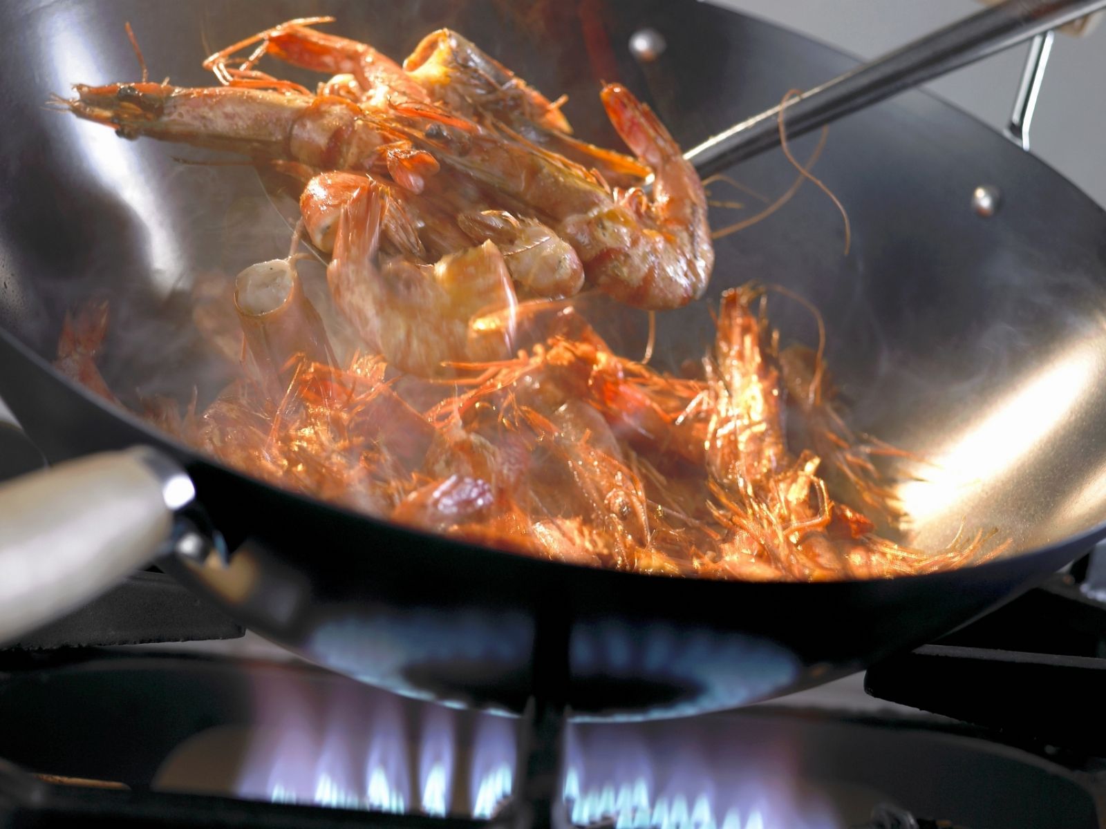 How to cook prawns in a wok?