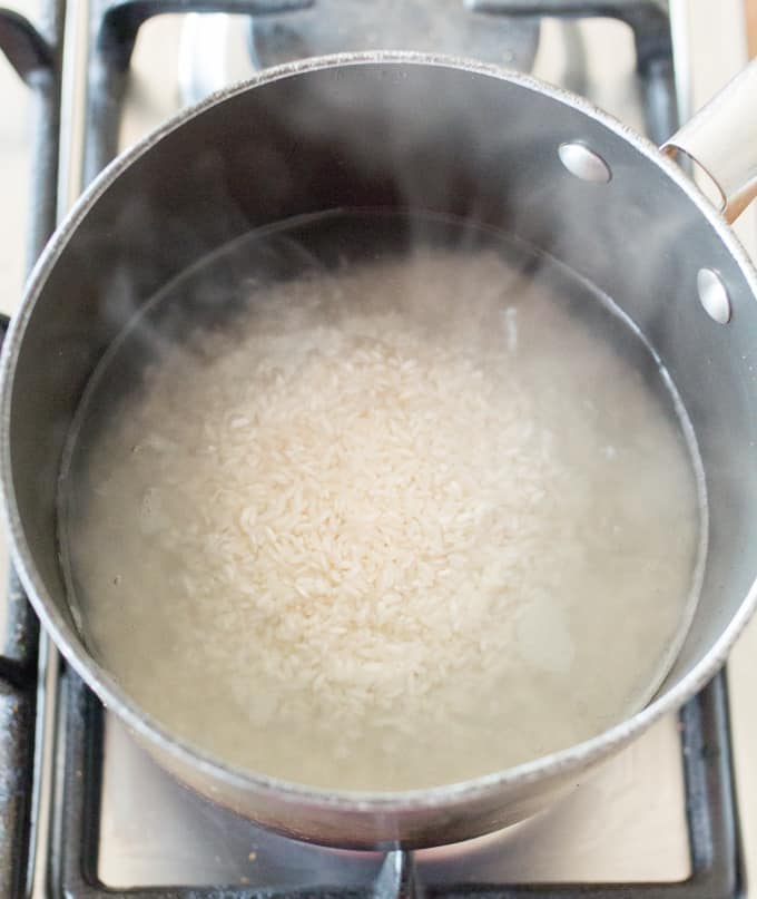 How to cook rice in a pan with water?