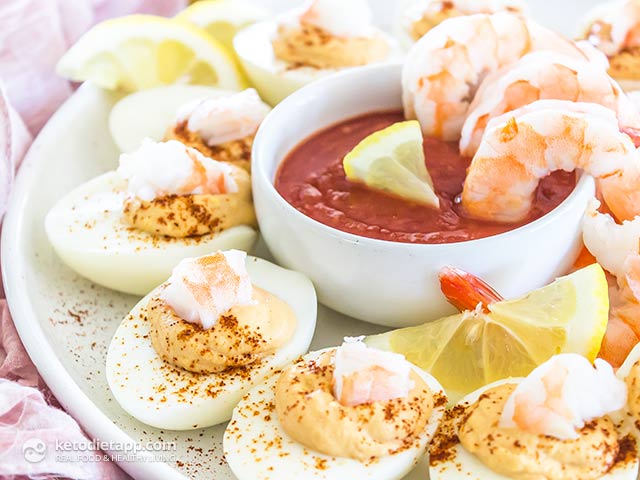 How to cook shrimp and cocktail sauce with eggs?