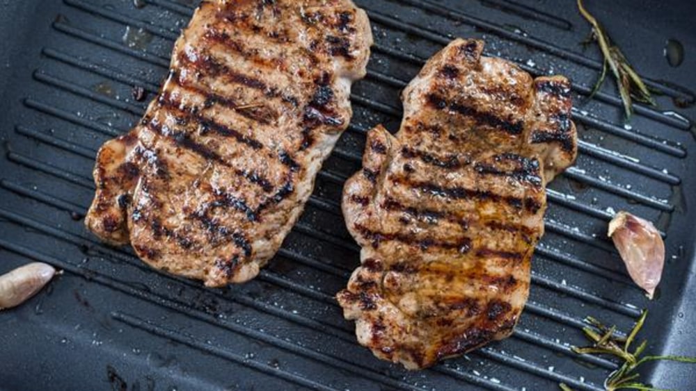 How to cook steak on the grill for the first time?