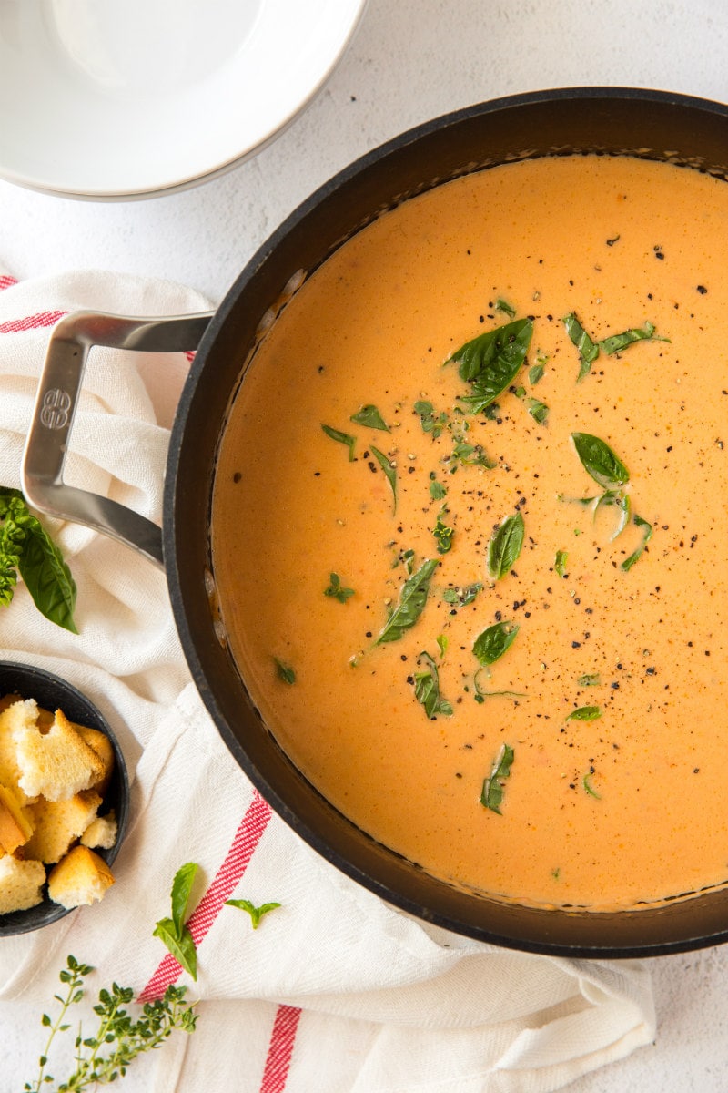How to decorate tomato soup with herbs?