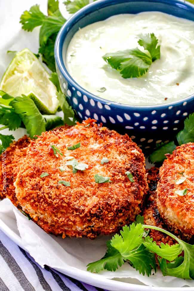 How to make crab cakes moist and crispy?