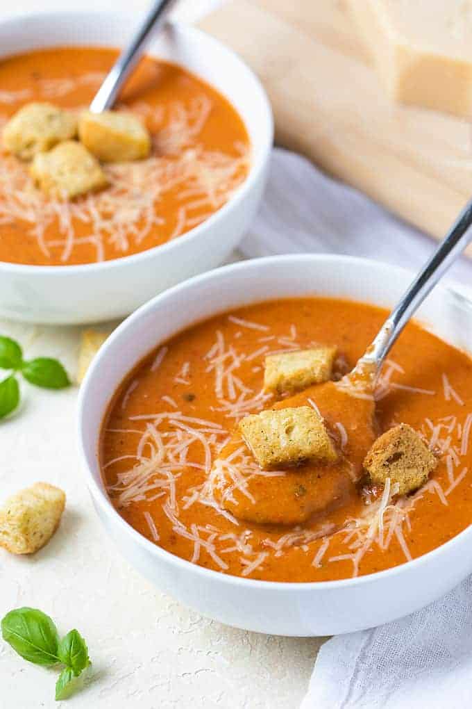 How to make tomato soup with bread cubes?