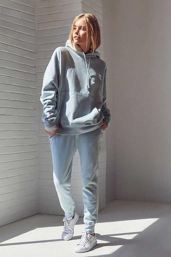 How to wear joggers with a hoodie?