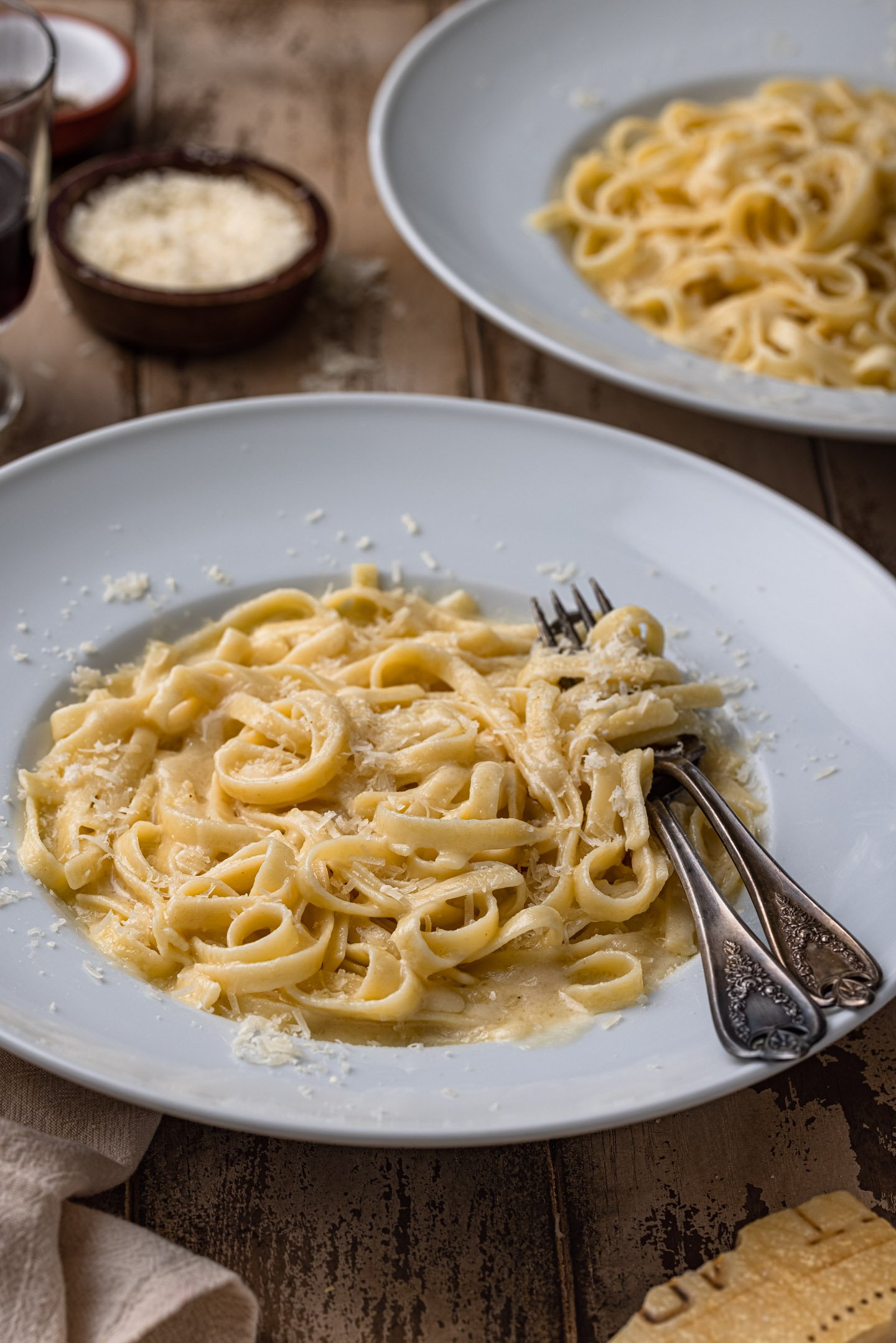 How would you describe the taste of fettuccine alfredo?