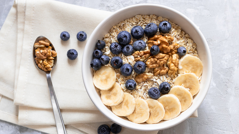 Is a bowl of oatmeal a day enough fiber?