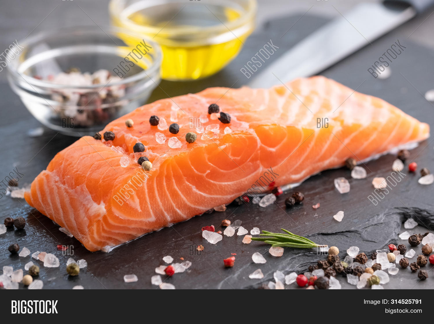 Is cooked or raw salmon healthier?