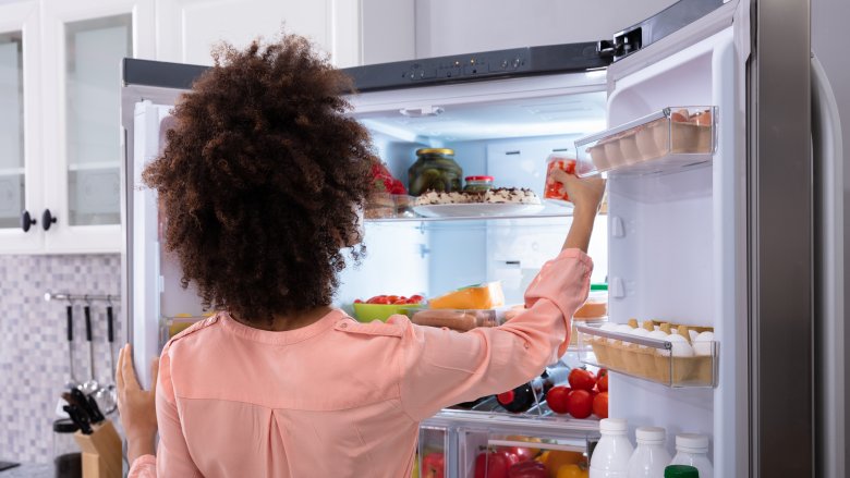Is it bad putting hot food in the fridge?