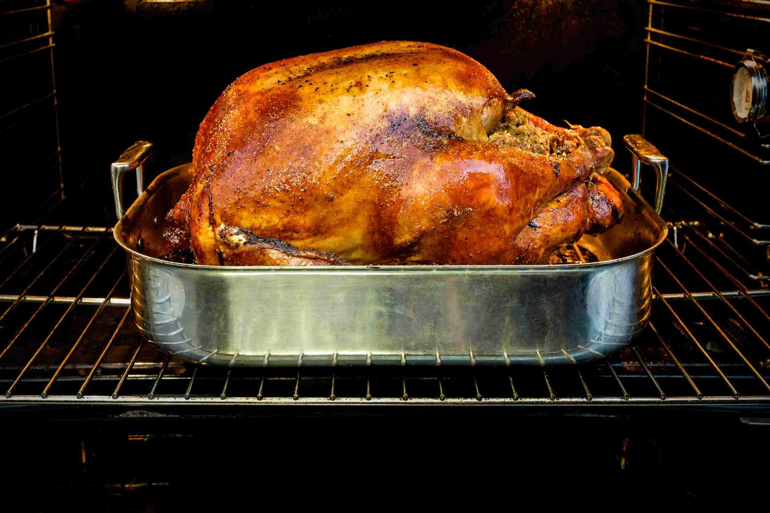 Is it better to cook a turkey at 325 or 350 degrees?