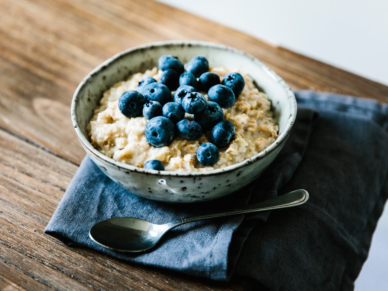 Is it better to eat oatmeal in the morning or at night?