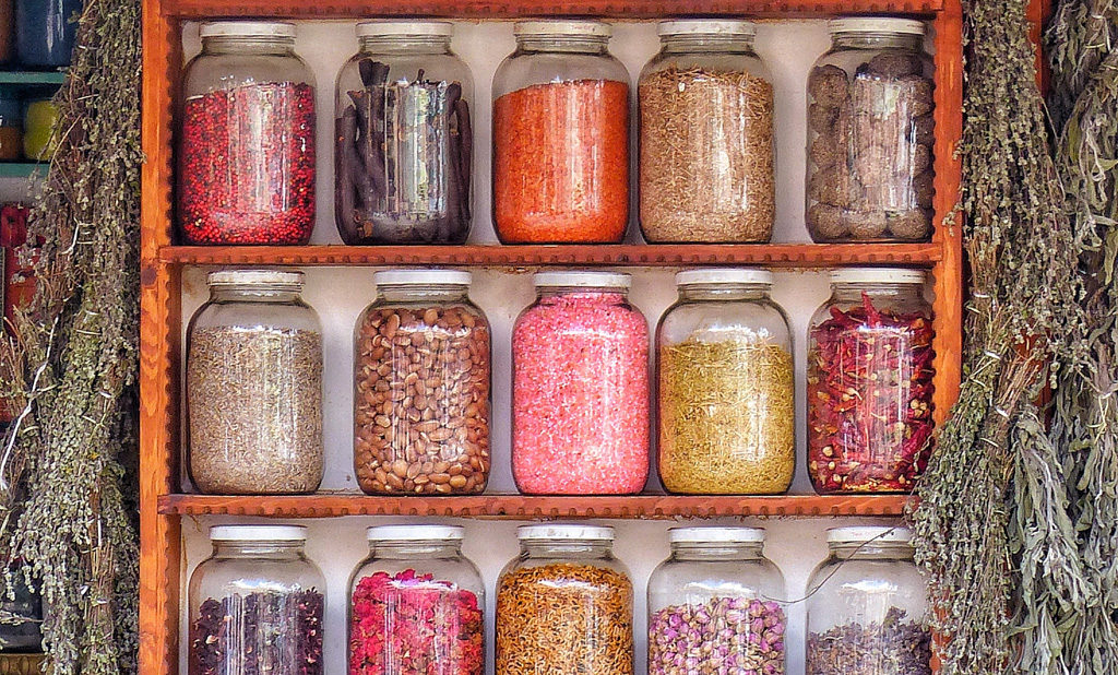 Is it better to store spices in glass or plastic?