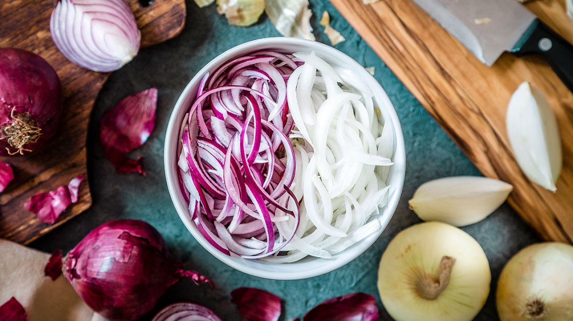 Is it good to eat raw onion?