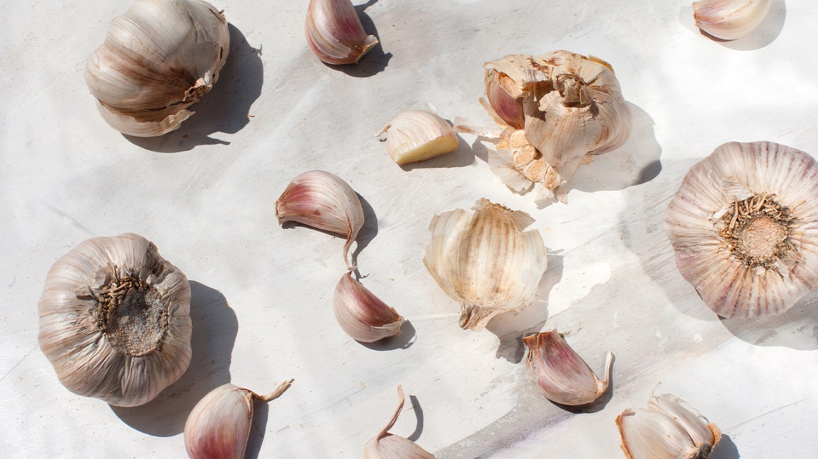 Is it healthy to chew raw garlic?