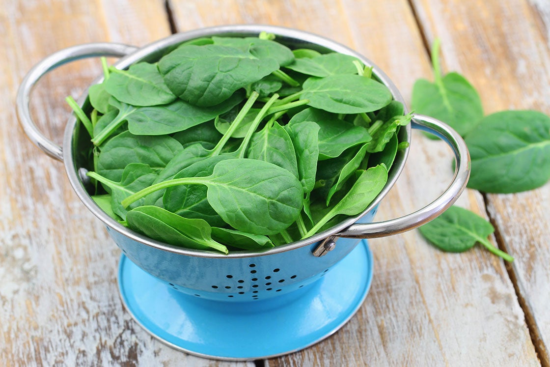 Is it healthy to eat raw spinach?