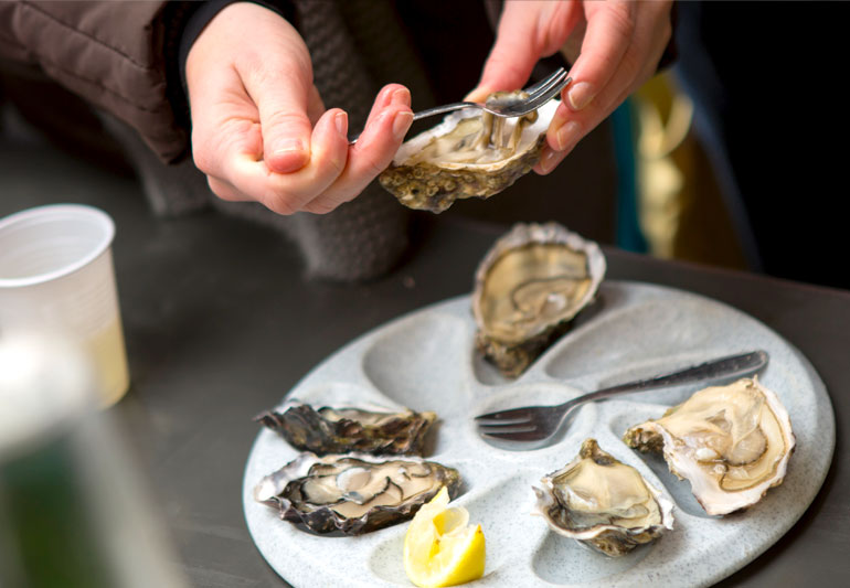 Is it OK to eat a dozen raw oysters?