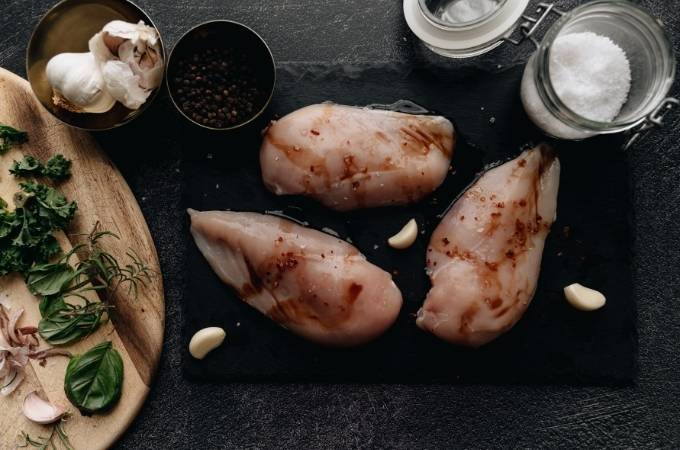 Is it OK to eat chicken that smells like fish?