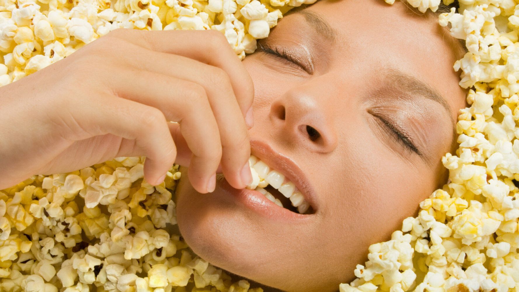 Is it OK to eat popcorn before bed?