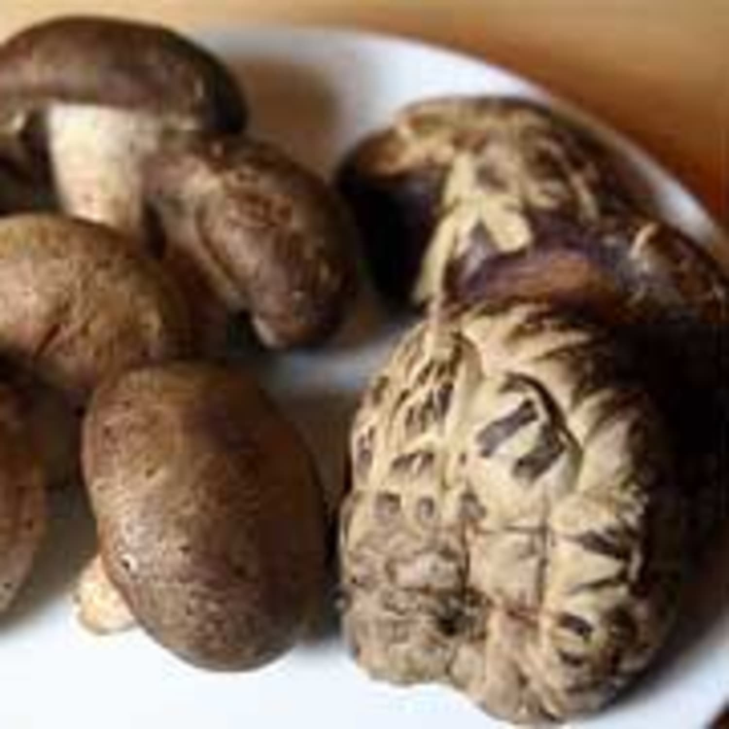 Is it OK to eat raw shiitake mushrooms?