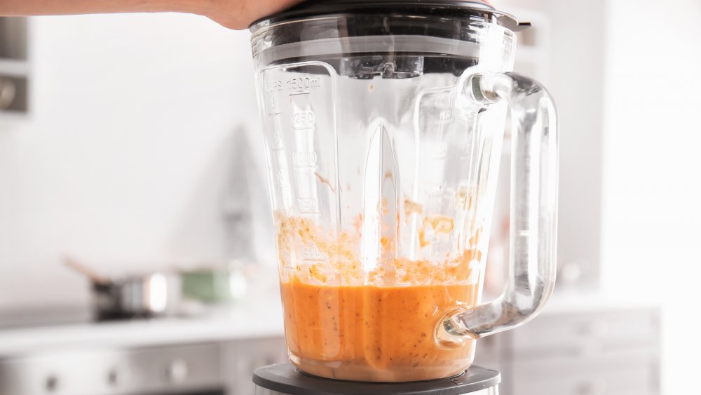 Is it OK to put hot food in a blender?