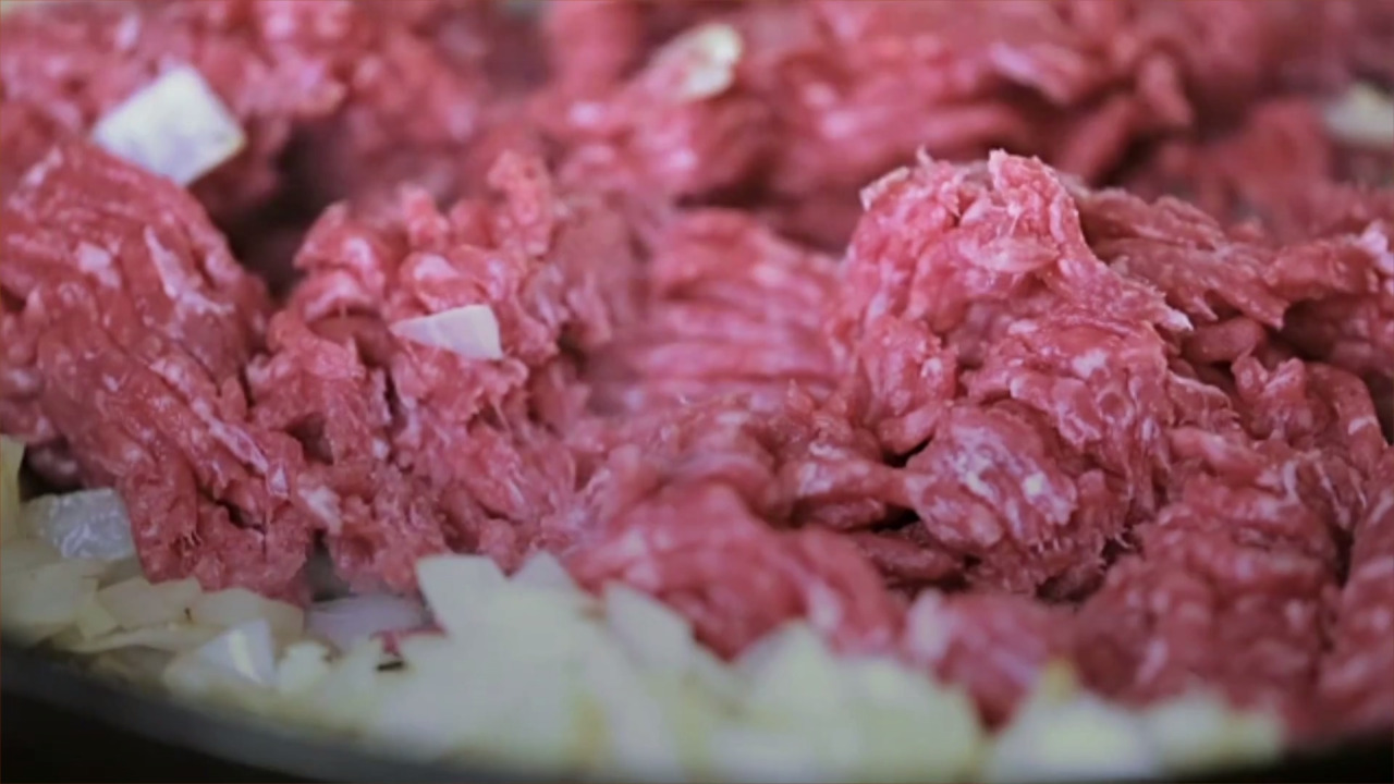 Is it OK to thaw ground beef in hot water?