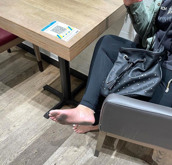 Is it OK to wear sandals to a restaurant?
