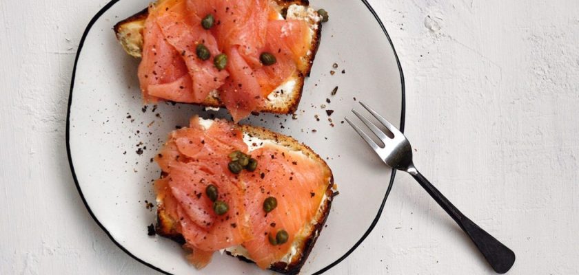 Is it okay to eat smoked salmon without cooking?