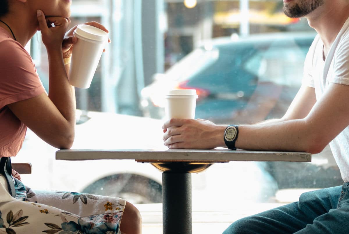 Is it rude to put your elbows on the table in France?