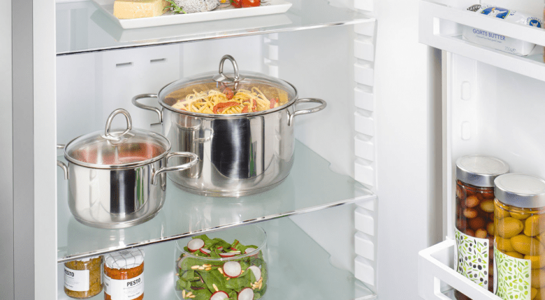 Is it safe to cool down hot food in the fridge?