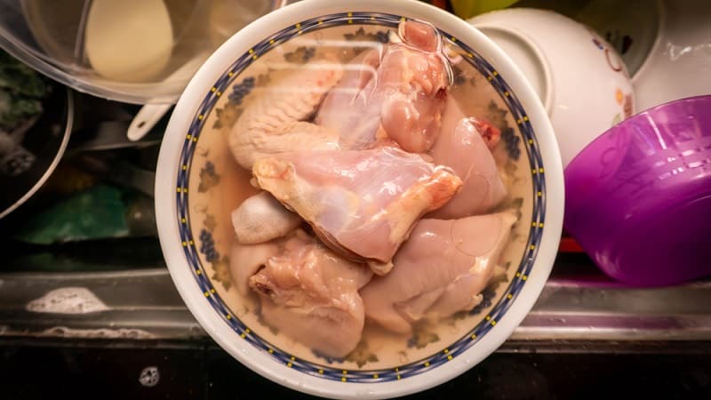 Is it safe to defrost chicken in water without bag?