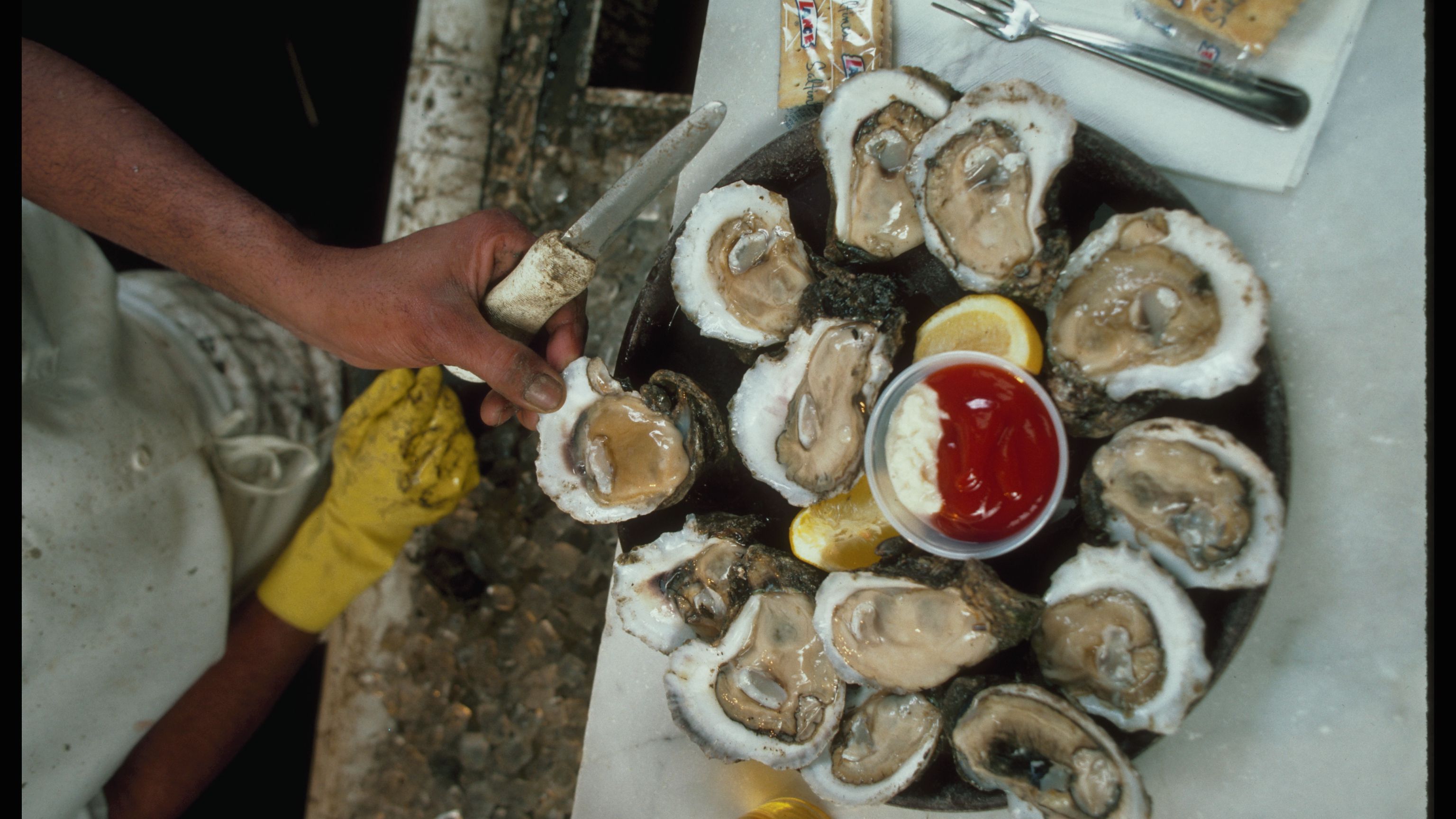 Is it safe to eat raw oysters with hot sauce?
