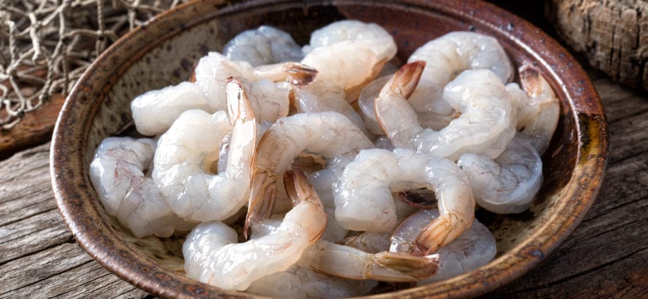 Is it safe to eat shrimp that smells like ammonia?