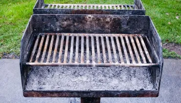 Is it safe to grill on rusty grates?
