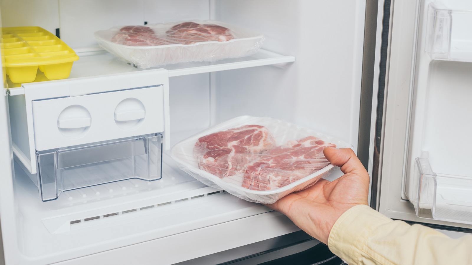 Is it safe to thaw food on the kitchen counter?