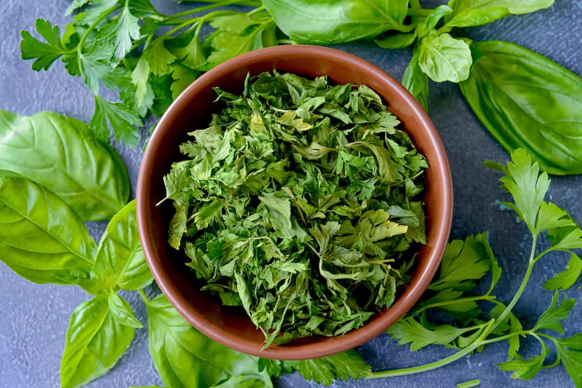 Is Italian parsley and basil the same thing?
