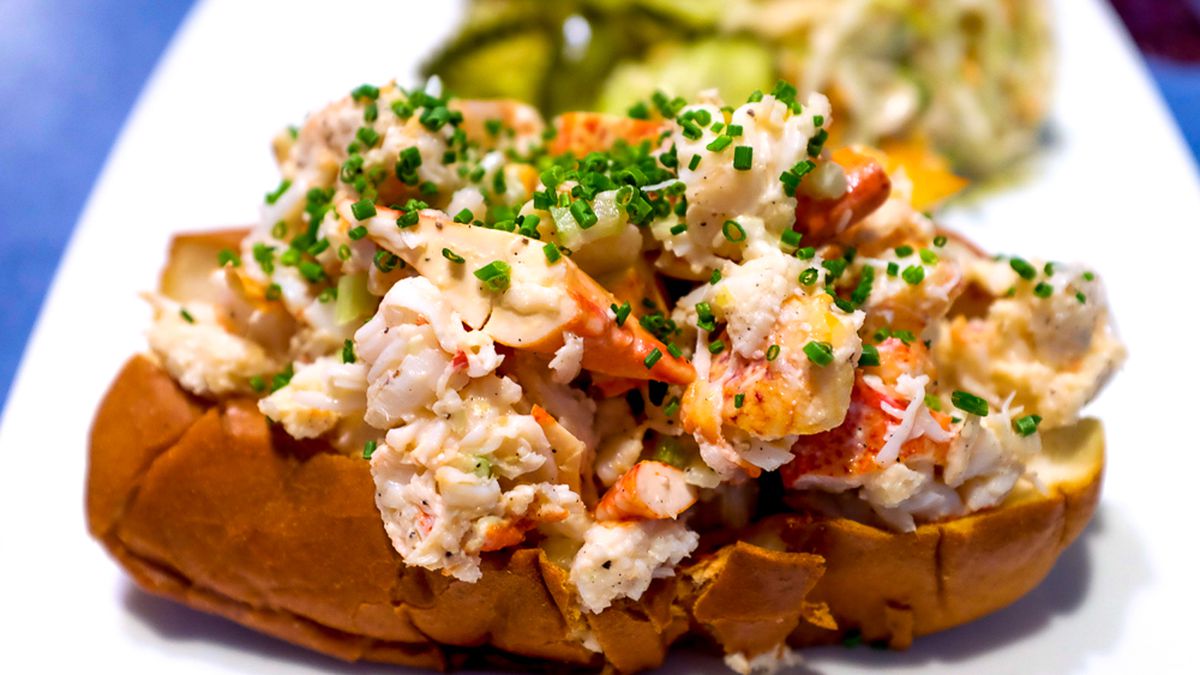 Is lobster roll served cold?