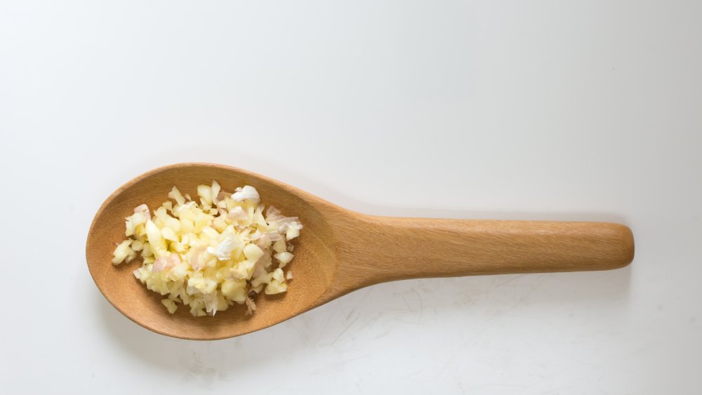 Is minced garlic as good as raw garlic?