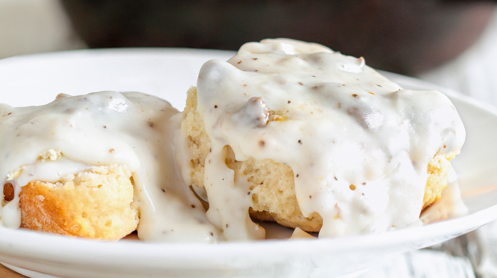 Is white gravy the same as white sauce?