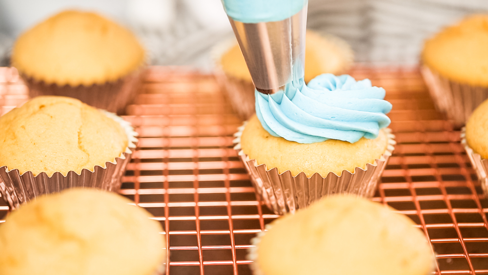 Should cupcakes be frosted before or after they are served?