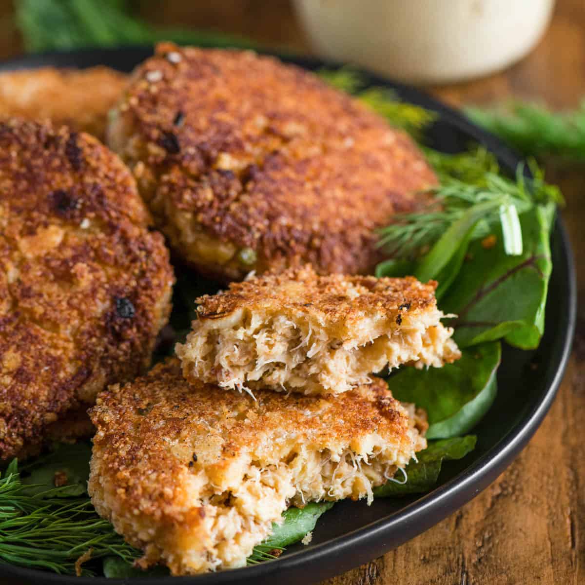 Should I refrigerate crab cakes before cooking?