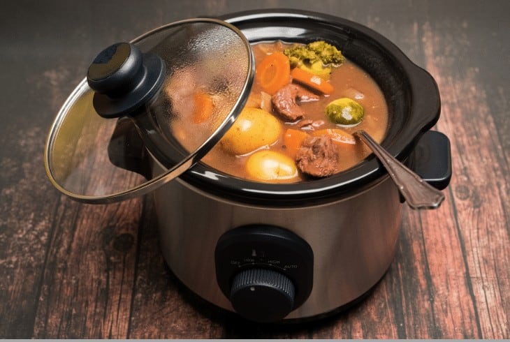 Should meat be covered in liquid in slow cooker?