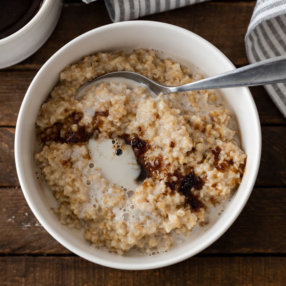 Should oats be eaten with milk or water?