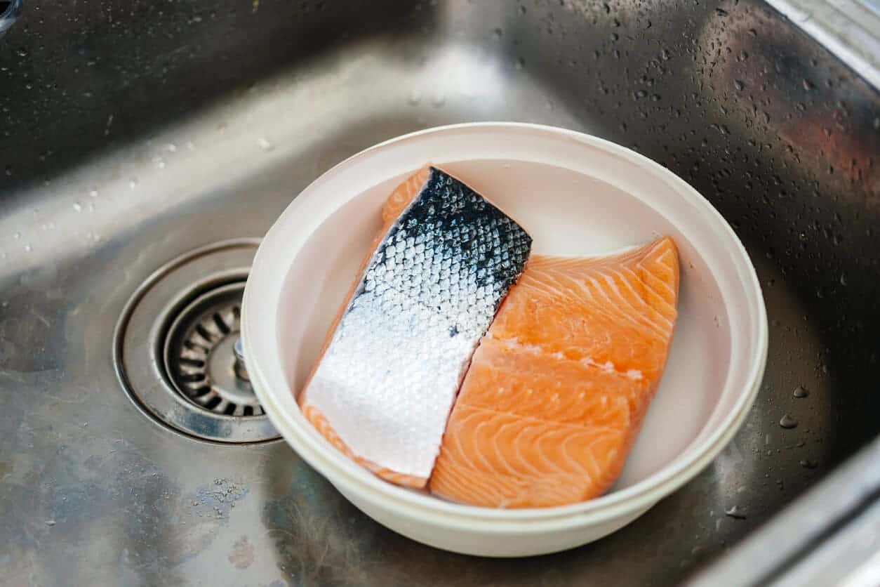 Should salmon be washed before freezing?