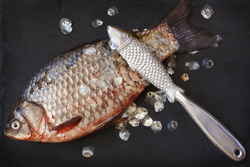 Should scales be removed from fish before baking?