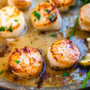 Should scallops be salted before cooking?